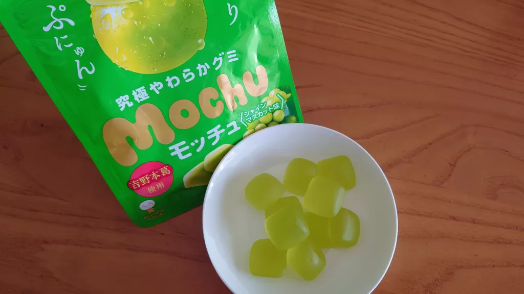 やわもち食感がたまらない！「モッチュ シャインマスカット味」を実食レビュー | 【こみつの正直おやつ図鑑】
